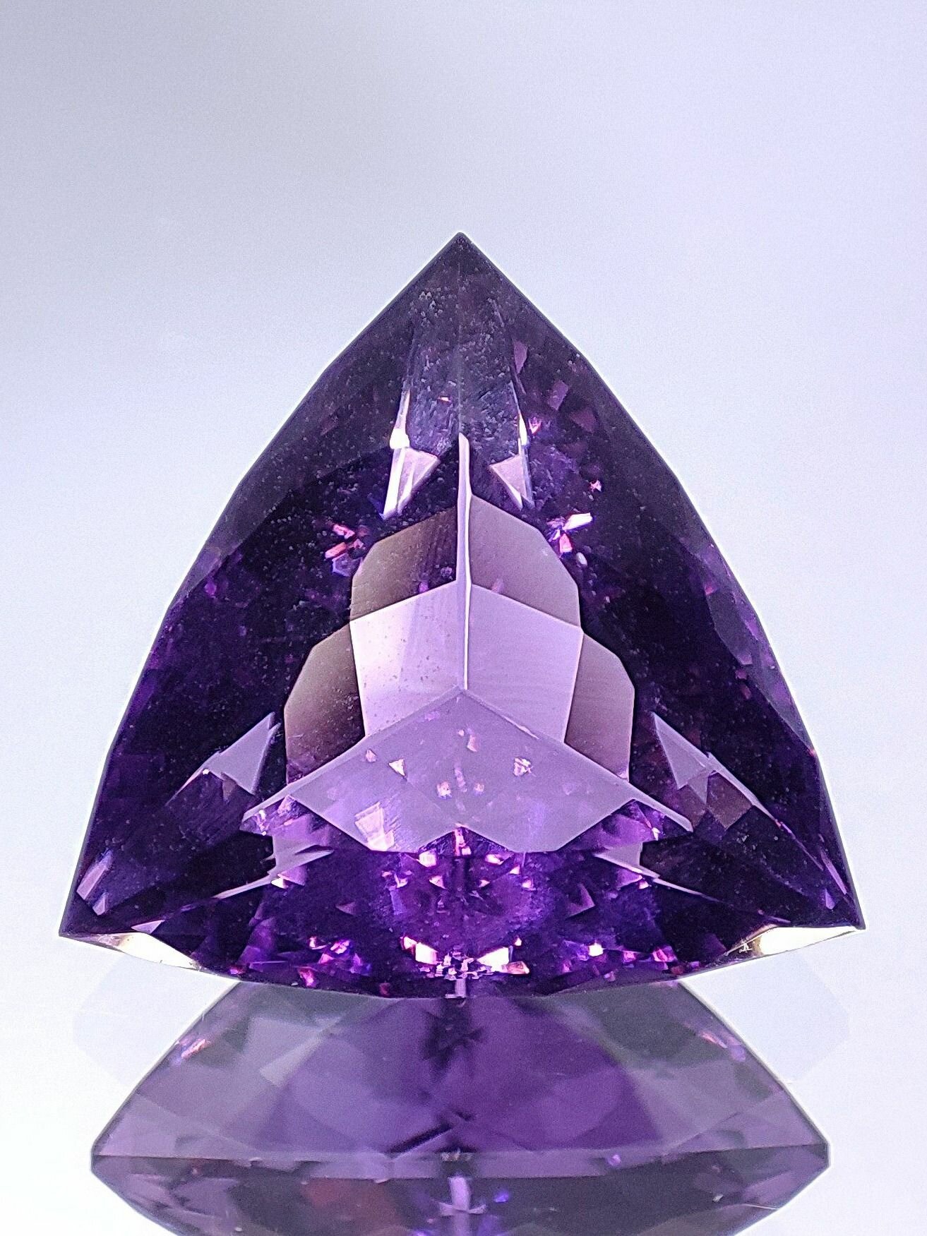 Аметист триллион 8.83 ct. Боливия + гемм. заключение