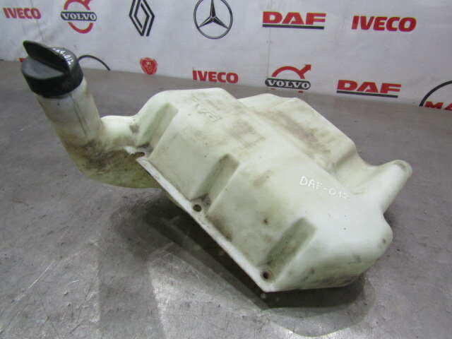 Бачок стеклоомывателя DAF XF 105, есть повреждение крепления