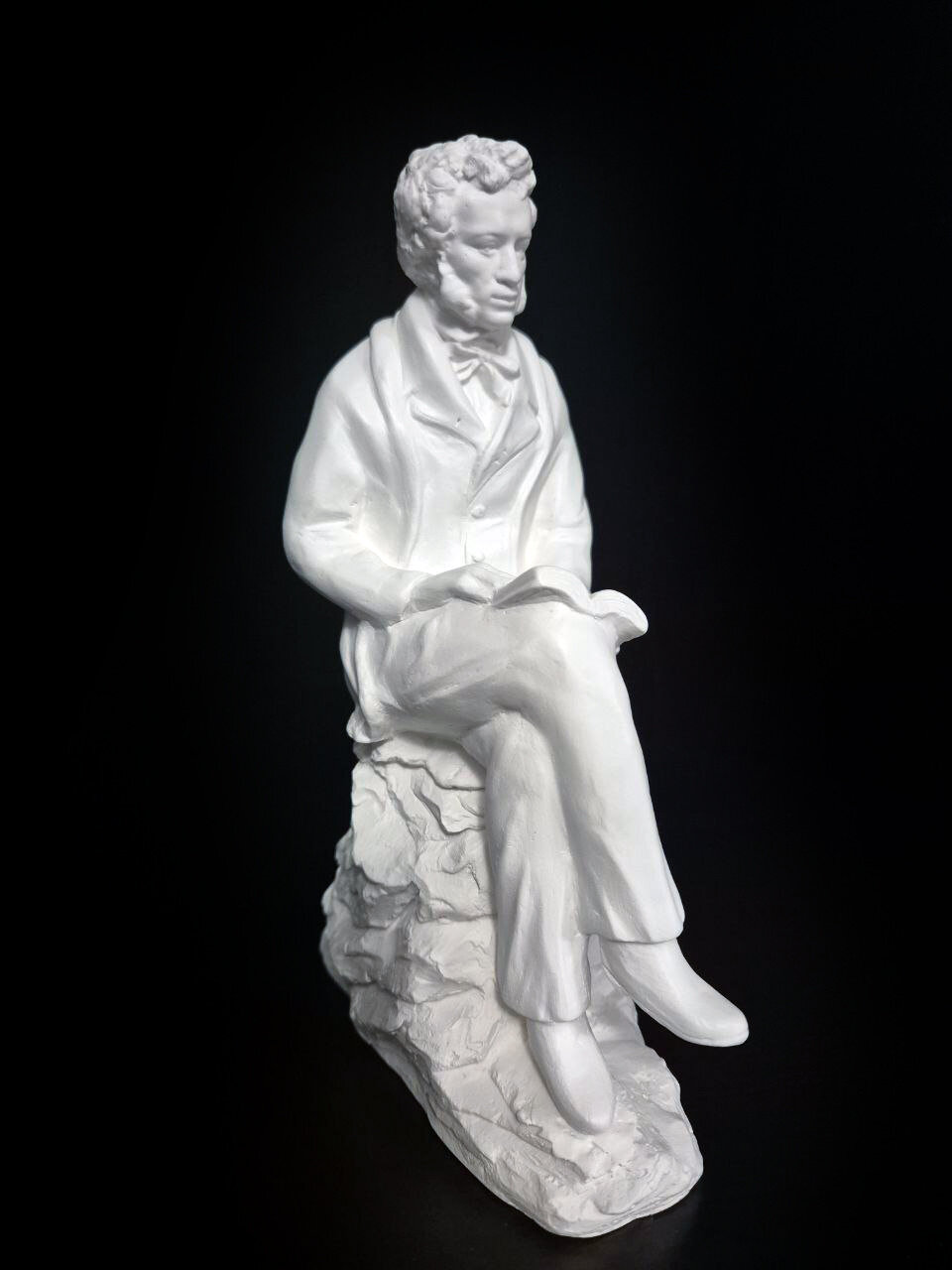 Статуэтка А. С. Пушкин на скале. Гипс. Цвет белый
