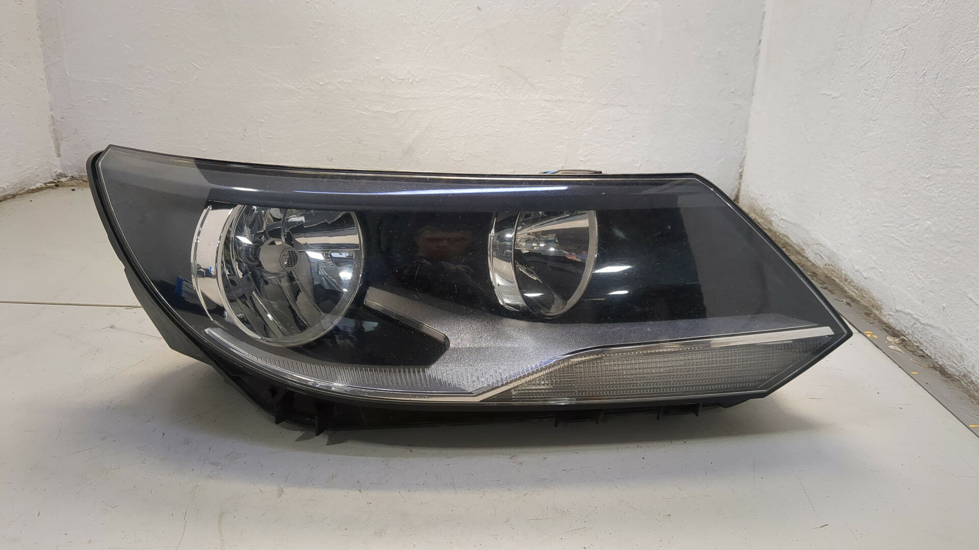 Фара (передняя) правая Volkswagen Tiguan Б/У