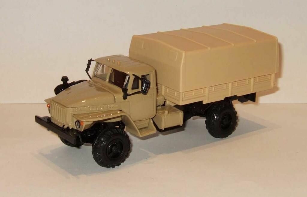Масштабная модель УРАЛ-43206 с тентом (песочный), раритет, масштаб 1/43