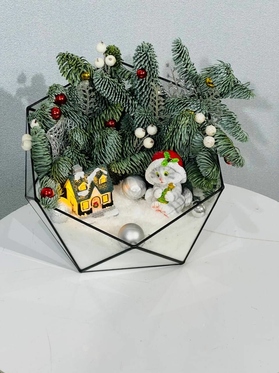 Хвойный букет в вазе из натурального нобилиса с сувенирами домик и зайчик в шапке
