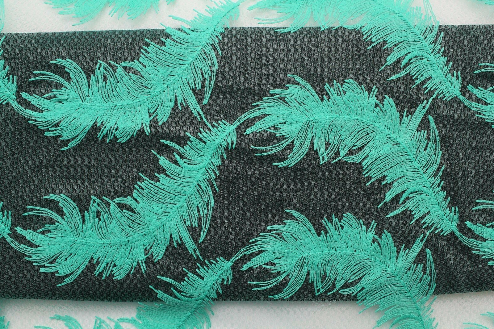 Ткань Вышивка пёрышками на ажурной светло-малахитовой сетке, ш140см, 0,5 м
