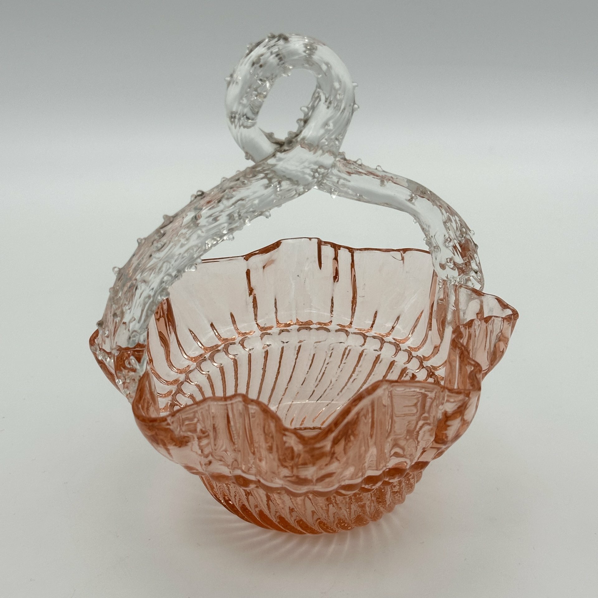 Конфетница-корзинка, украшенная фигурной ручкой в виде стебля розы с шипами