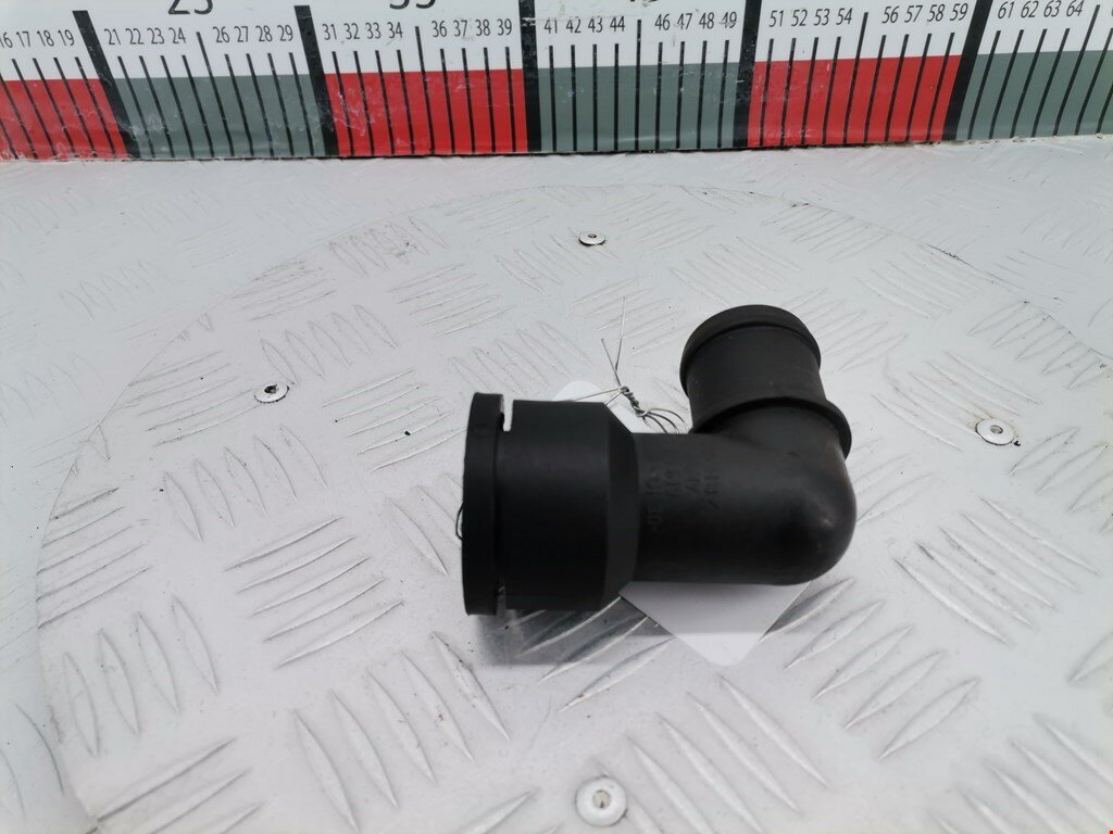 Фланец (штуцер системы охлаждения тройник) Volkswagen Golf 3 037121619 арт. 1691023