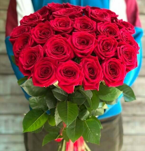 Букет Well Flowers "29 красных роз", круглый, на стеблях, букет свежих цветов