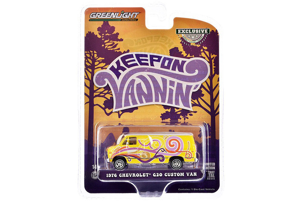 Модель коллекционная GREENLIGHT Chevrolet G20 custom van 1976 yellow with swirls (длина модели 6-10 см)