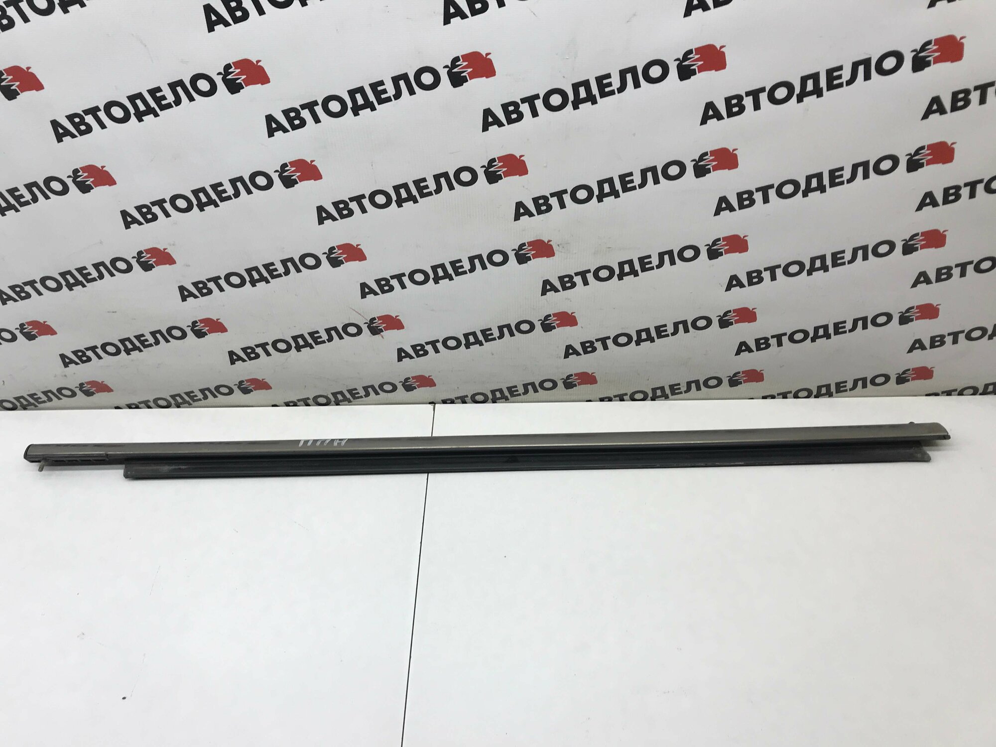 Бархотка наружная п/п двери Lincoln Town Car 01 г