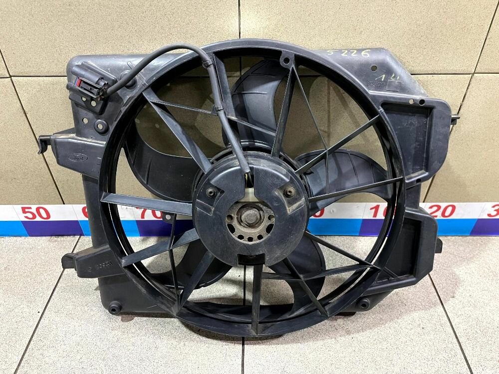 Вентилятор радиатора Ford Focus I 1075135