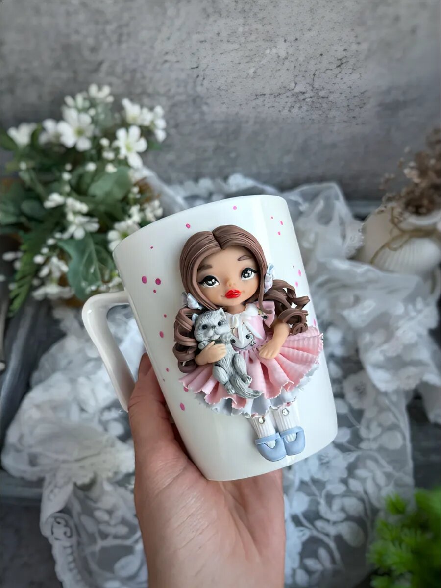 Кружка с куколкой из полимерной глиной, кружка ручной работы, кружка для чая