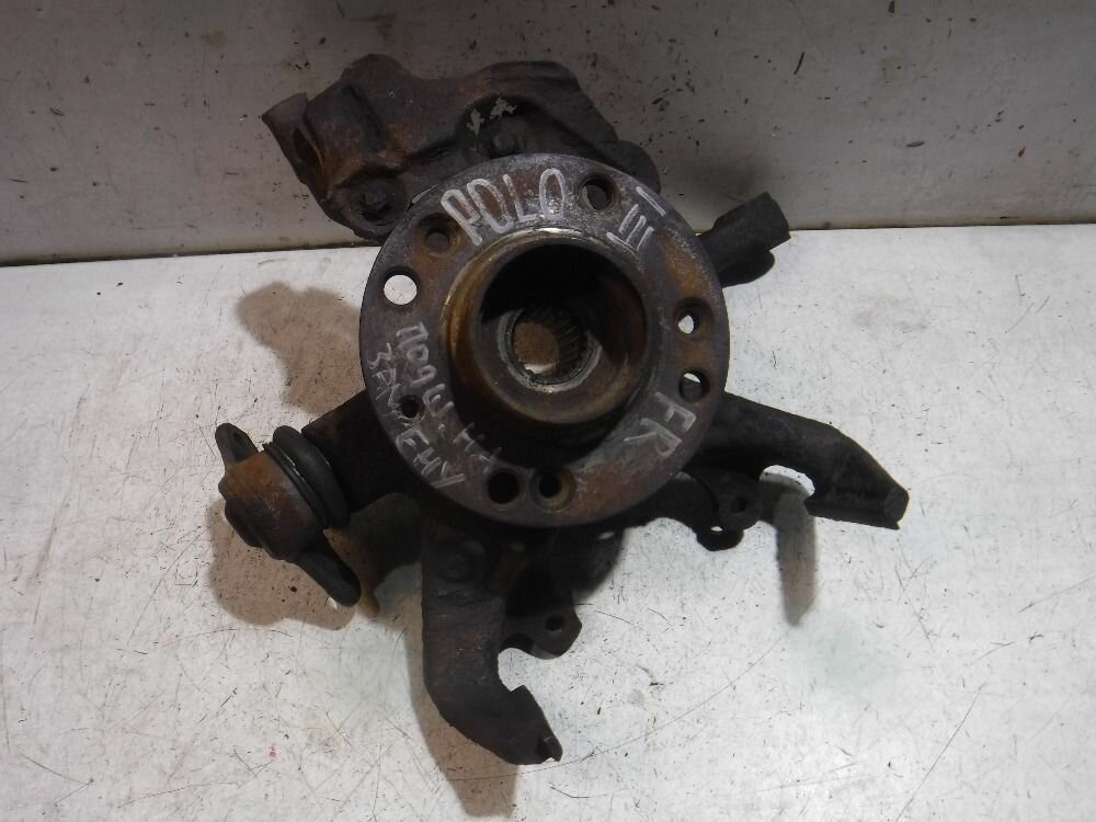 Кулак передний правый VW Polo III