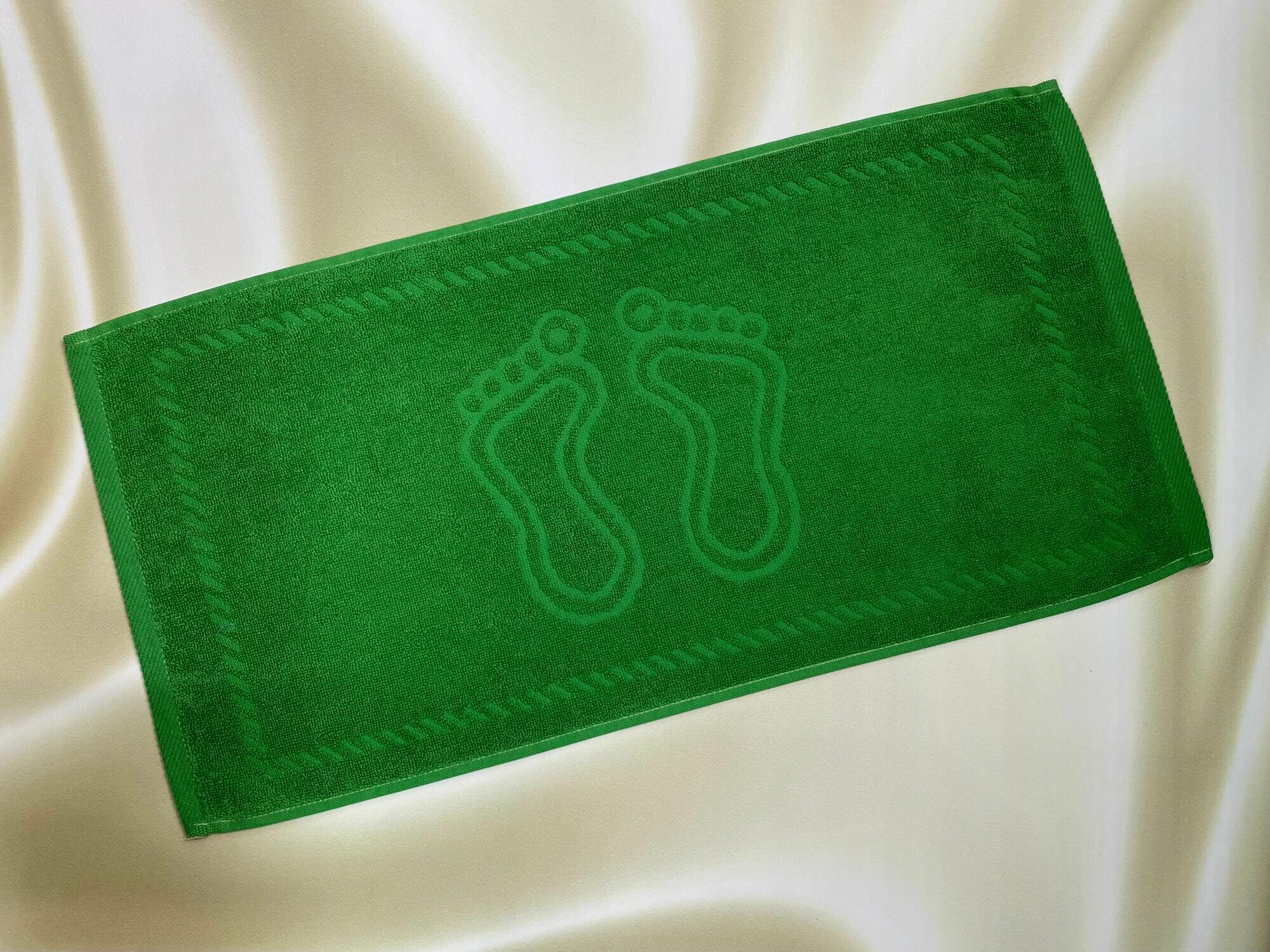 Махровое полотенце для ног, коврик для ног в ванную "Ножки" 30х60 см Ярко-зеленое