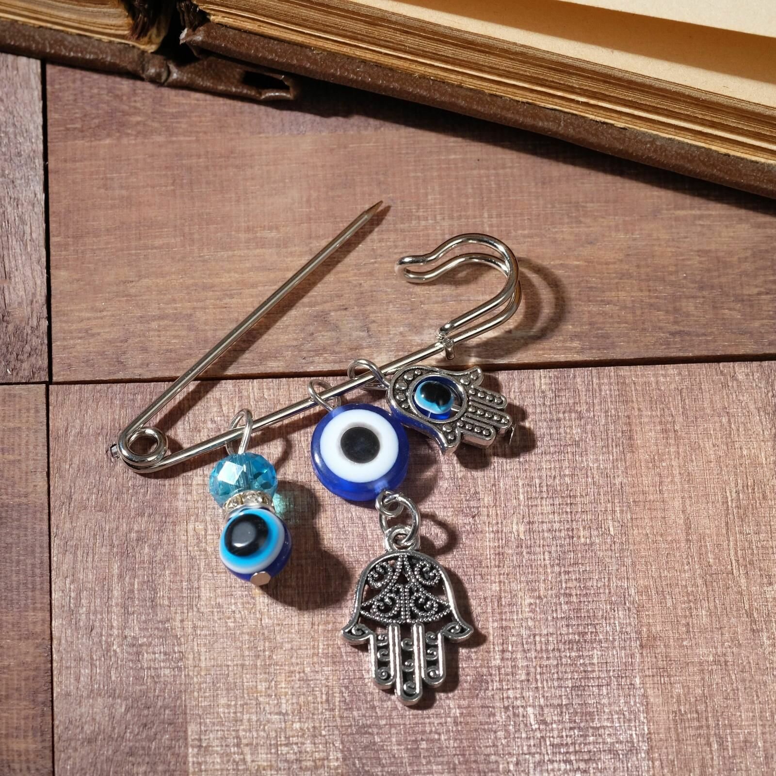 Булавка-оберег 3 подвески Рука Хамса с бусиной, 5 см, цвет синий в серебре, 1 шт.