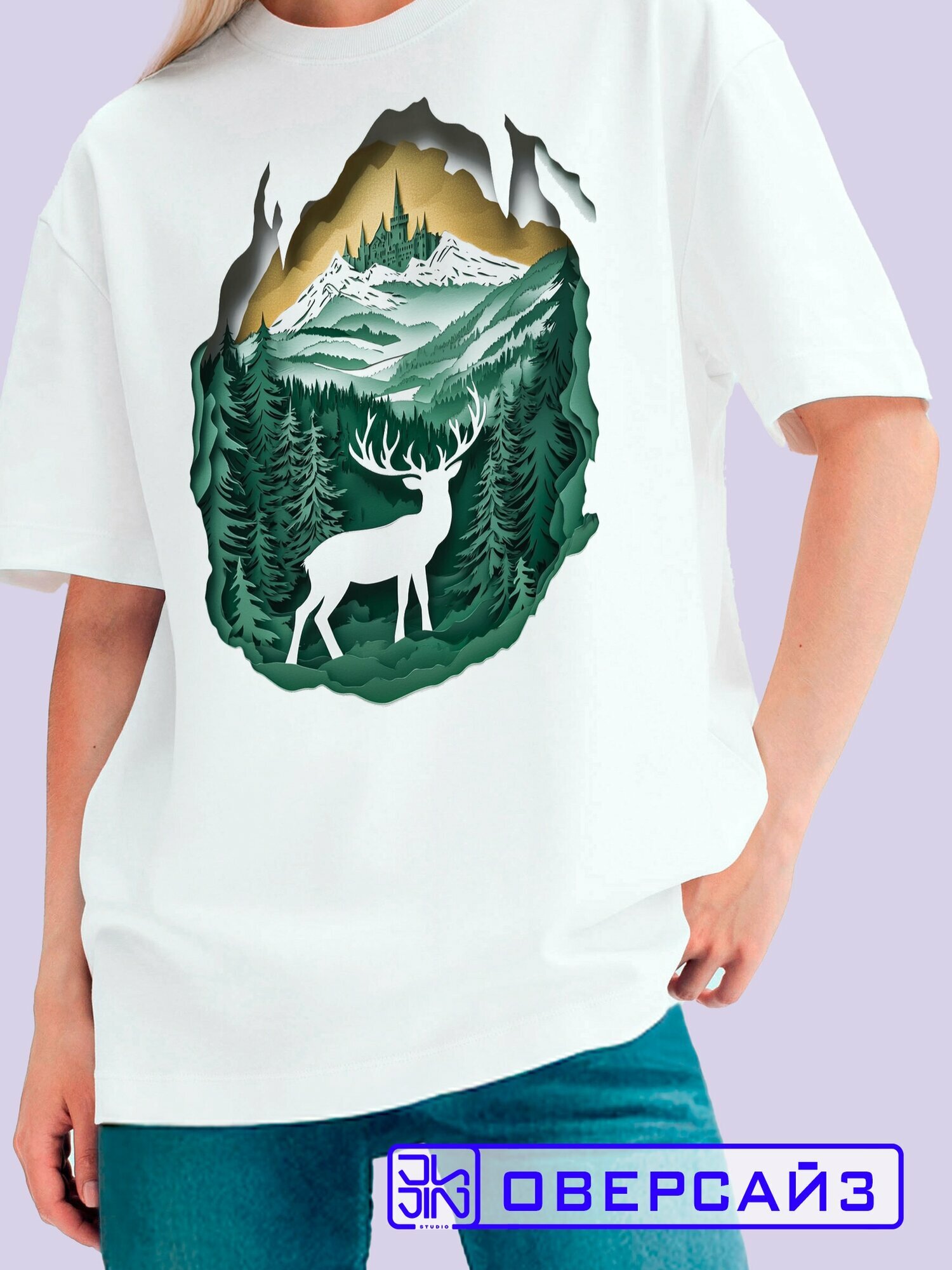 Футболка оверсайз женская с принтом Темно-зеленая композиция с оленем, величественным замком и высокими горами, белый хлопковый трикотаж с прикольным рисунком на груди
