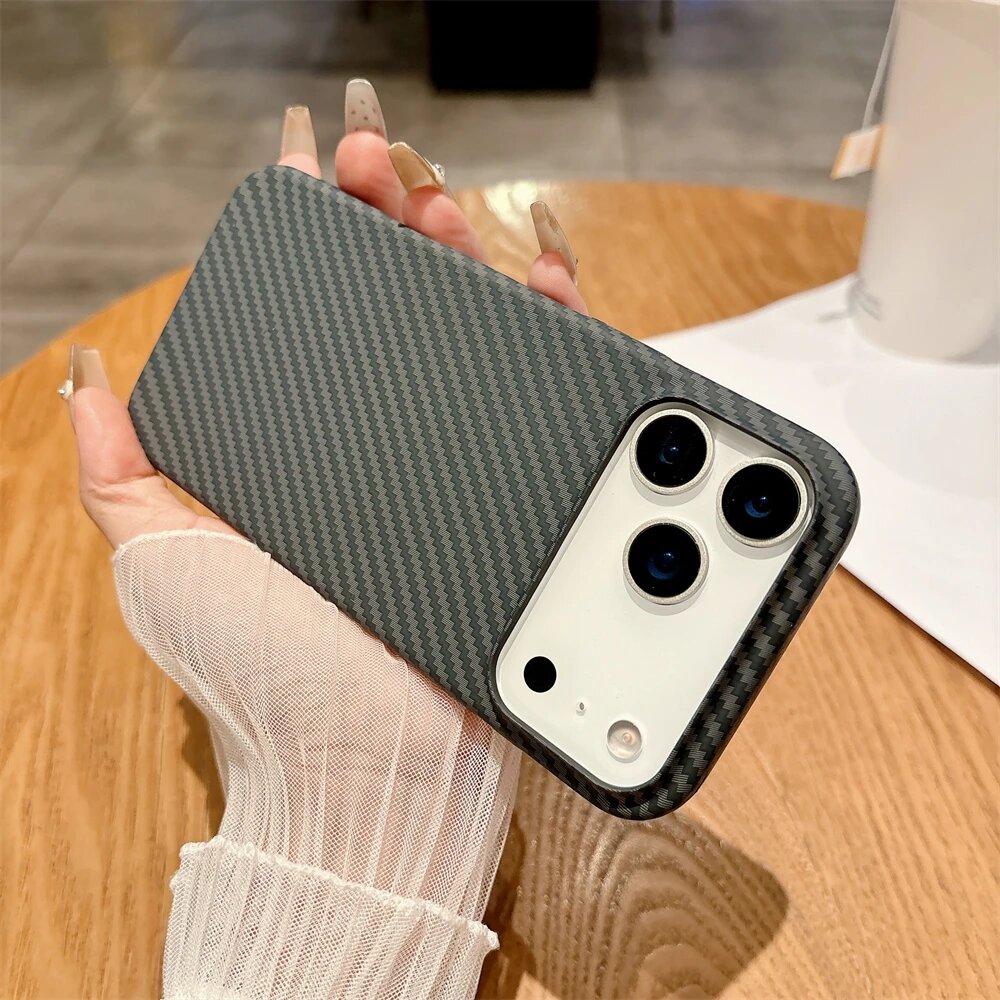 Черный чехол для iPhone 13 Pro с узором из углеродного волокна