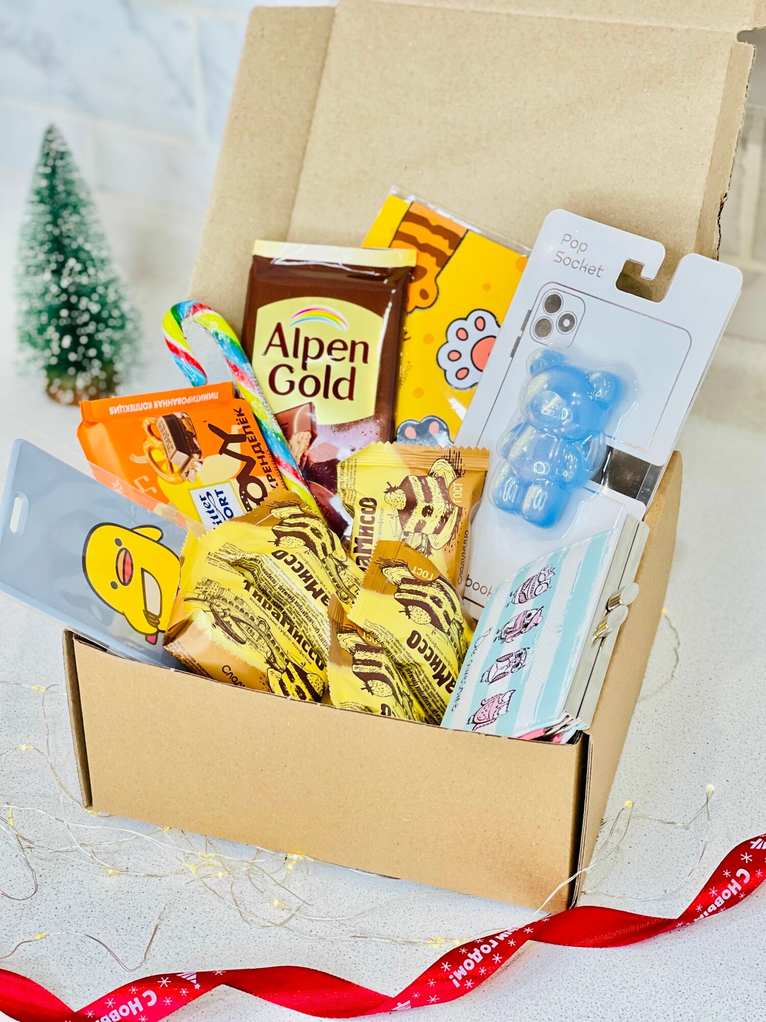 Подарочный набор подростку/дочери/племяннице Сюрприз-бокс: попсокет, кошелёк и сдадости