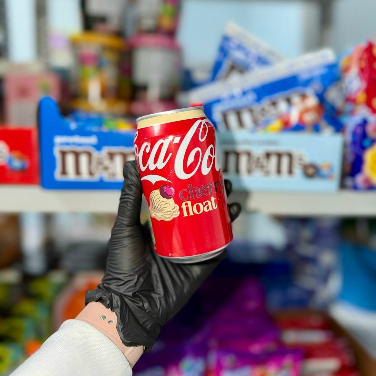 Газированный напиток Coca-Cola cherry float/Кока-Кола вишня 330 мл.