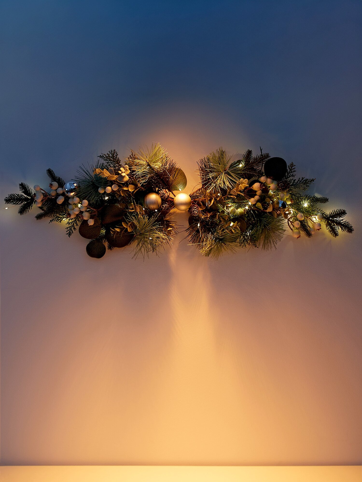 Декор настенный «Снежноягодник», 72×20 см, 18 LED, от батареек CR2032×2, свечение тёплое белое