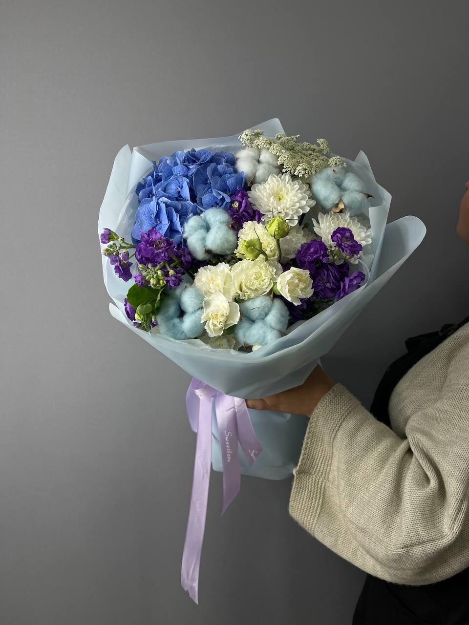 Авторский букет из нежной голубой гортензии, хлопка , хризантемы, маттиолы