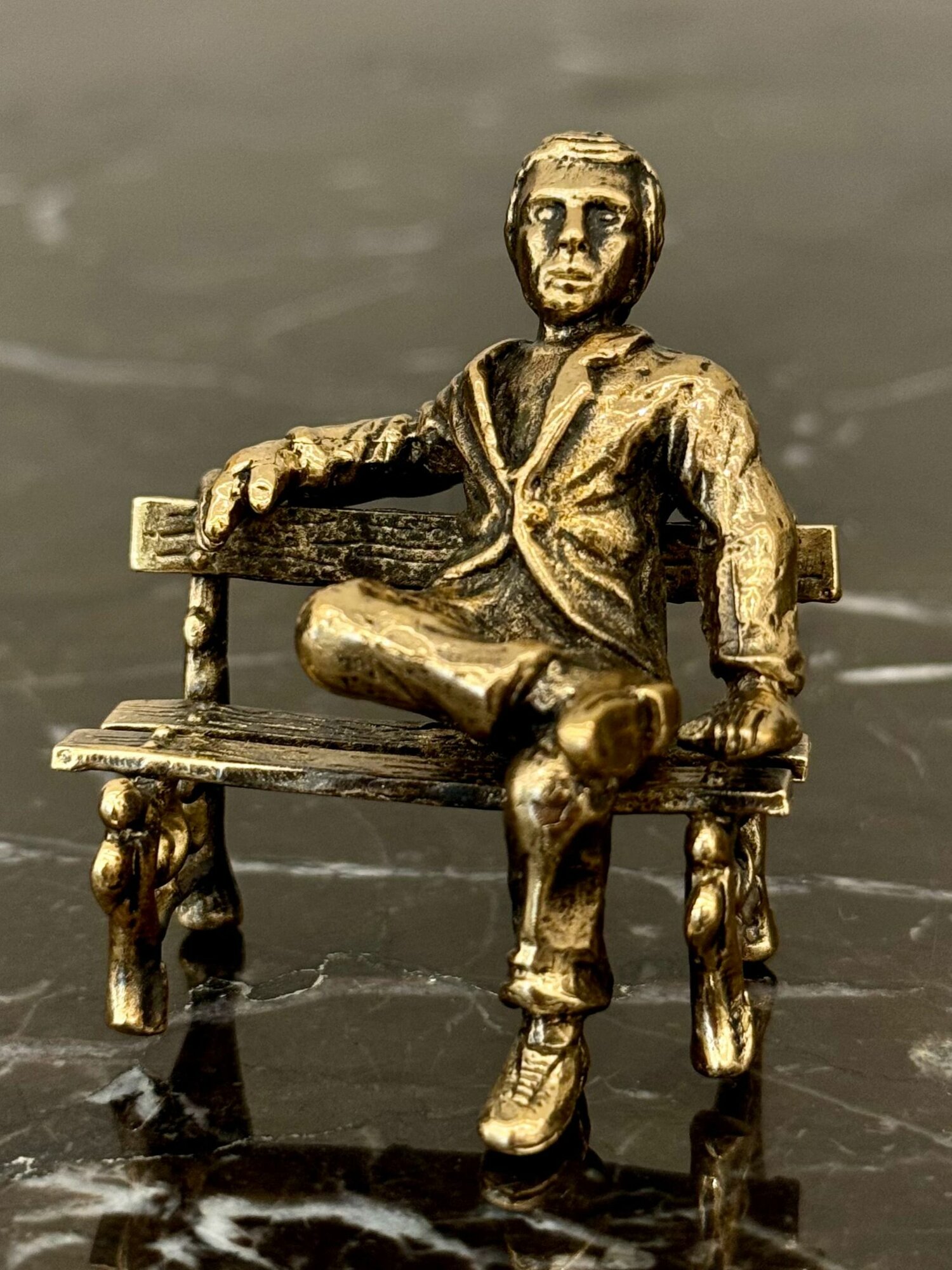 Статуэтка для интерьера и декора Мужчина на лавке , бронза литье