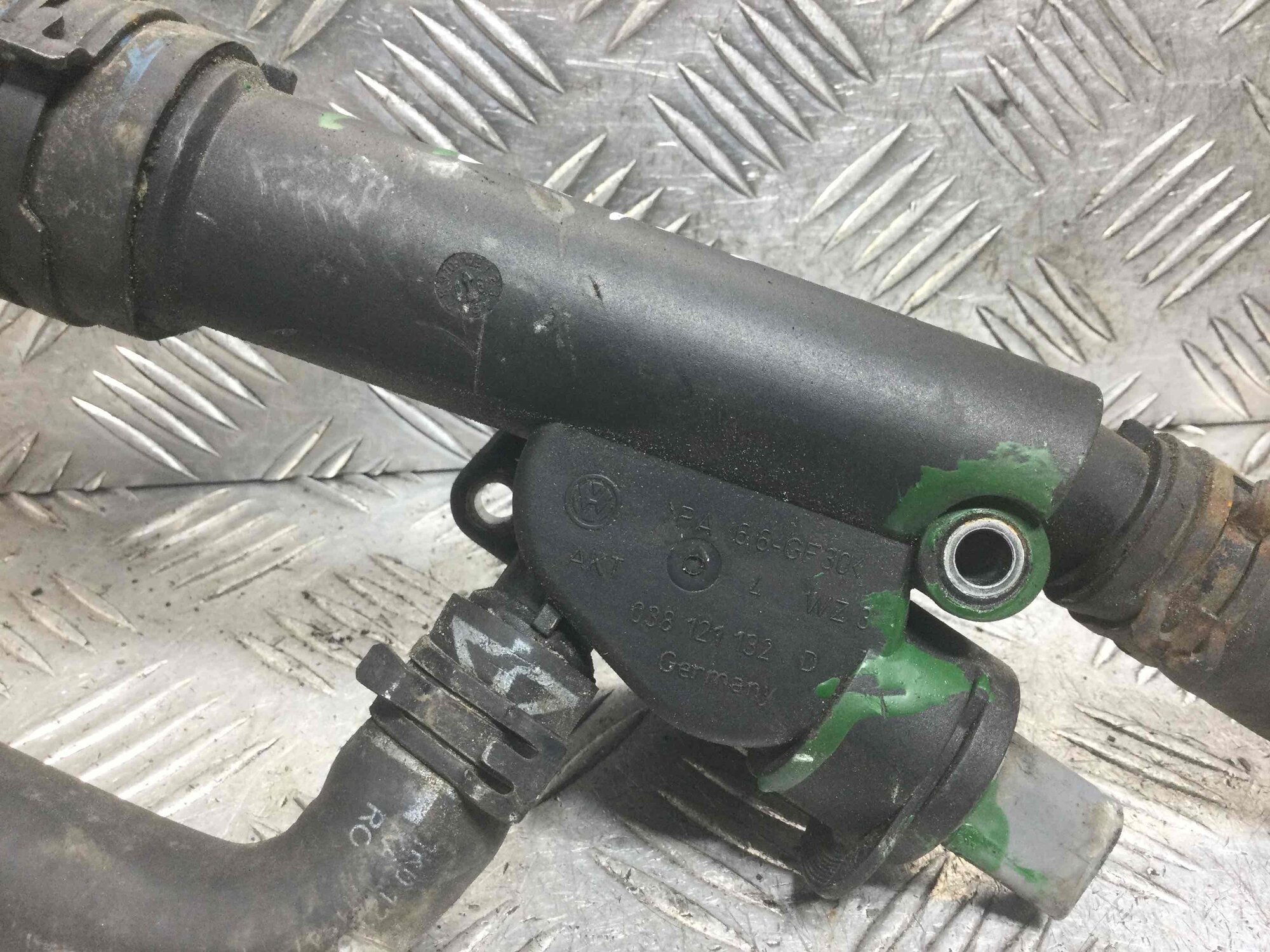 Б/У Фланец (тройник) системы охлаждения Volkswagen Golf Plus 1 поколение (2005-2009) 2007 г.