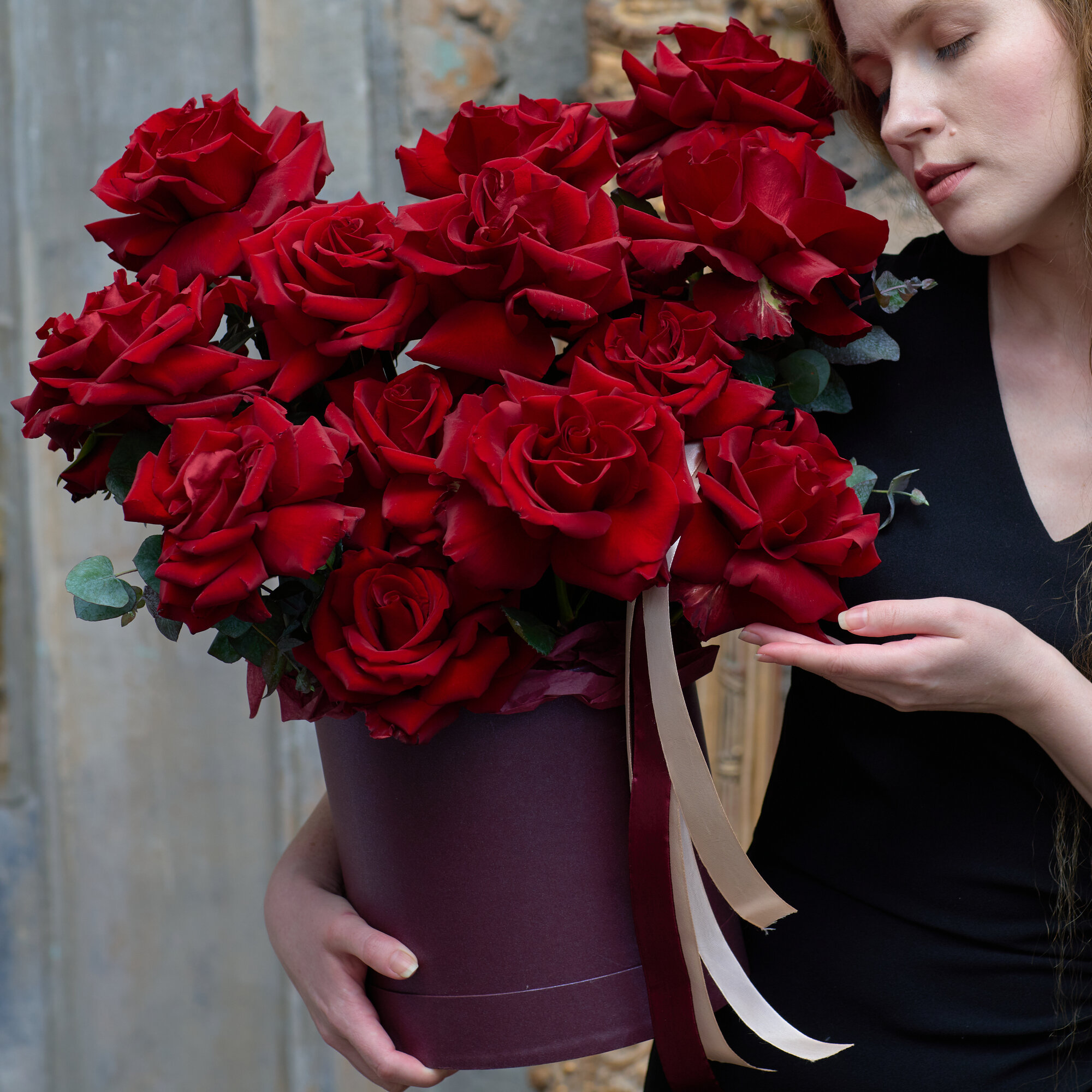 Цветы живые букет Flor-Pro Flowers из 19 красных эквадорских роз в шляпной коробке