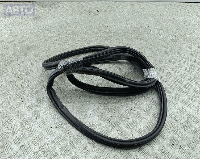 Уплотнитель крышки (двери) багажника Skoda Octavia mk2 (A5 1Z) 2004-2013