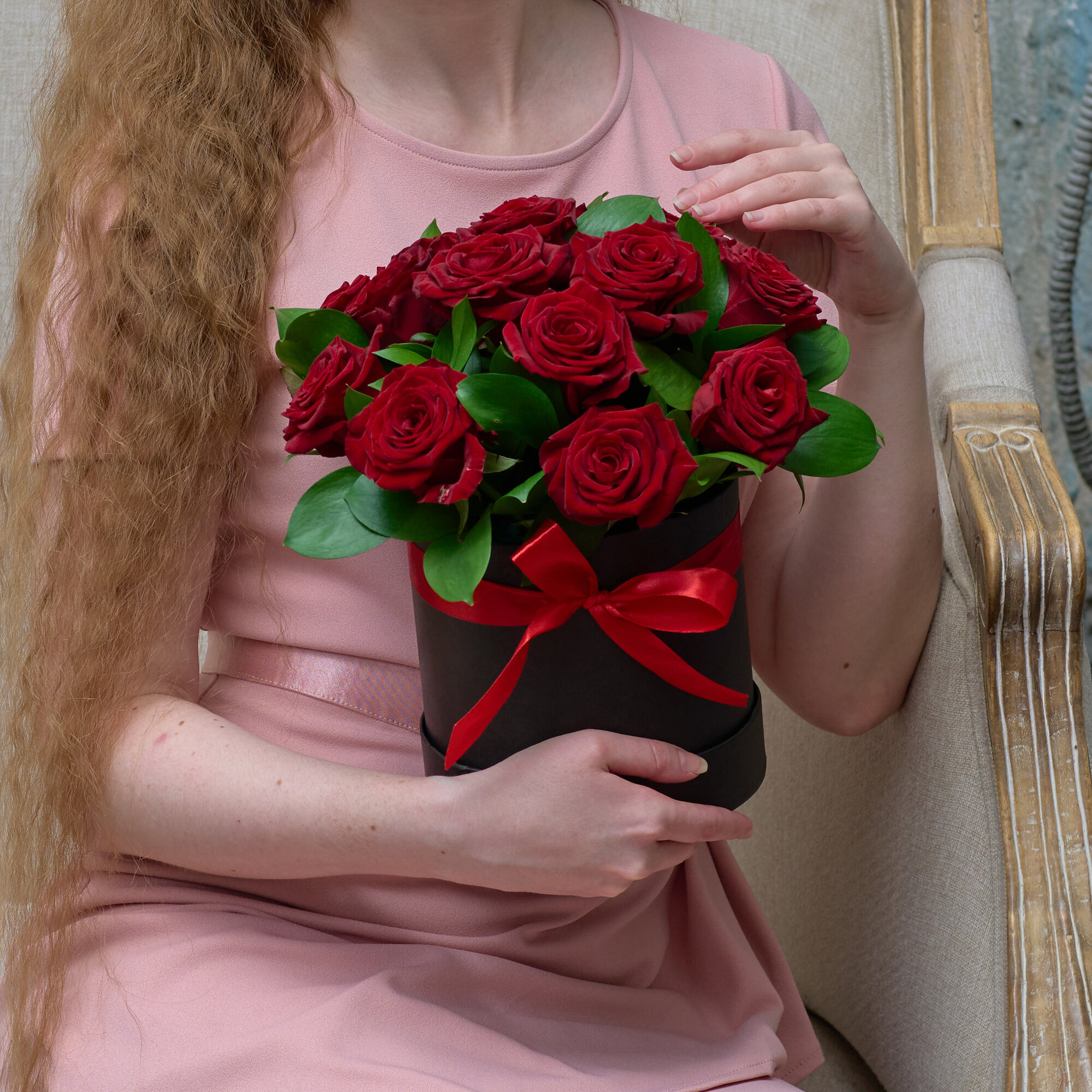 Цветы живые букет Flor-Pro Flowers из 15 красных роз в шляпной коробке