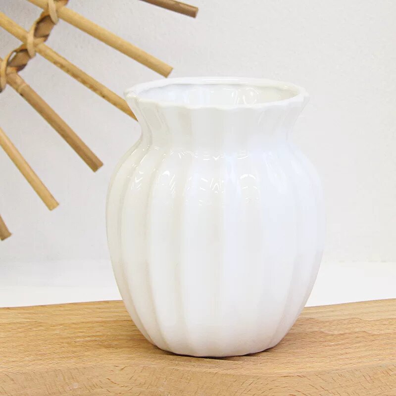 Скандинавский обеденный стол, керамическая ваза, сине-белый цветочный сосуд, композиция из цветов, пионы, эвкалипт,