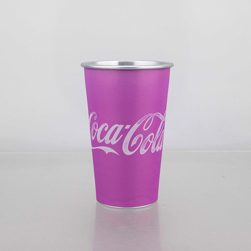 Красный цвет Coca-Cola обесцвечивает алюминиевую чашку, когда холодное изменение цвета Чашка для кока-колы фиолетовая с