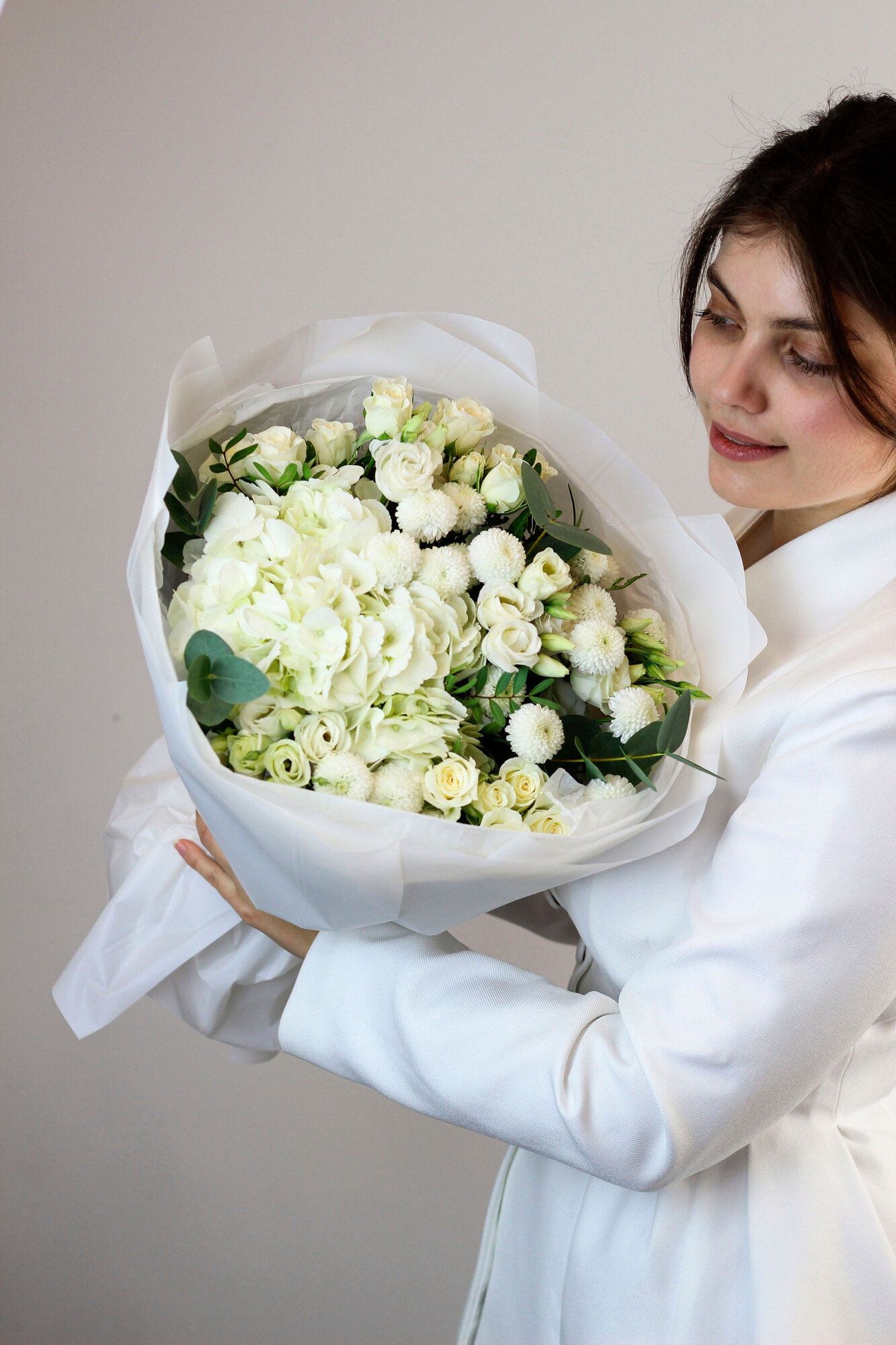 Авторский букет из гортензии, хризантемы и кустовой розы «Белые ночи» FMART by flowwow