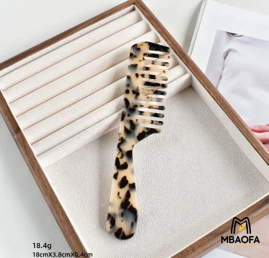 Элегантная ацетатная расческа с широкими зубьями