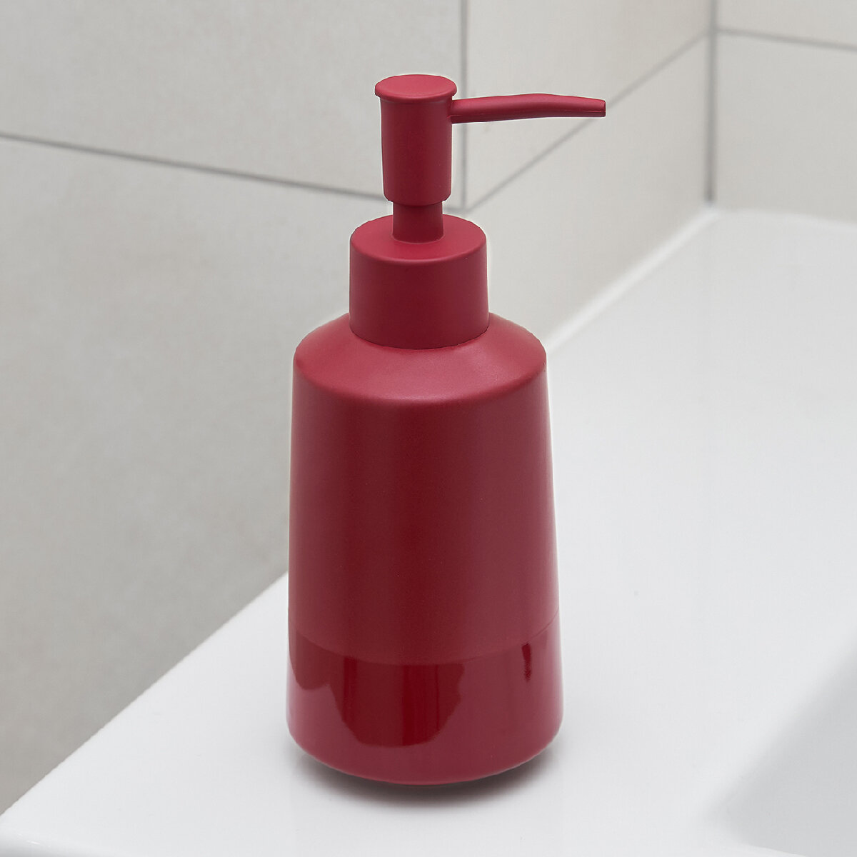 Дозатор для жидкого мыла керамический 260 мл Magma красного цвета