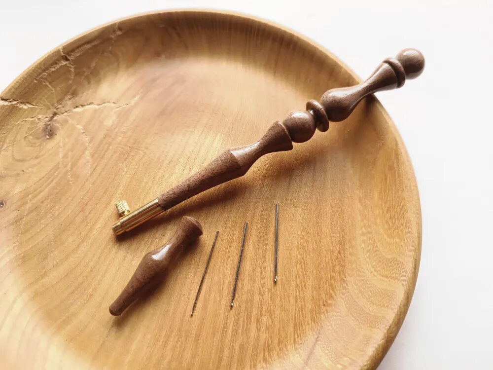 Люневильский крючок с колпачком (Грецкий орех) с 3 сменными иглами (номер 70, 80 и 90)