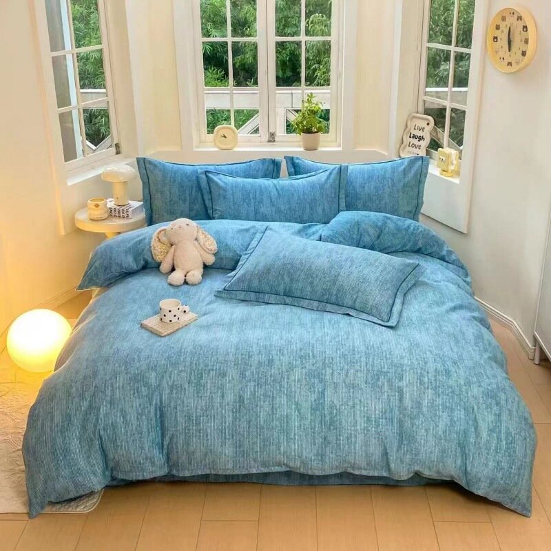 Осенне-зимний четырехпредметный комплект простого утепленного постельного белья из полиэстера и хлопка с принтованными простынями и пододеяльником от Nantong Home Textiles.