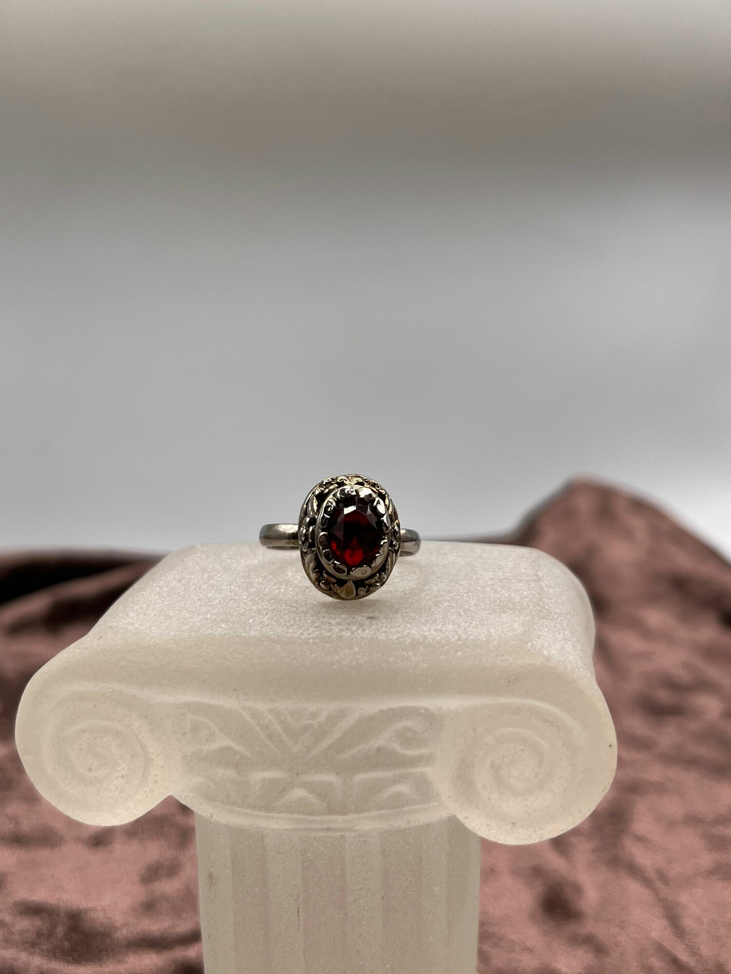 Винтажное кольцо, с красной вставкой, размер 17,5