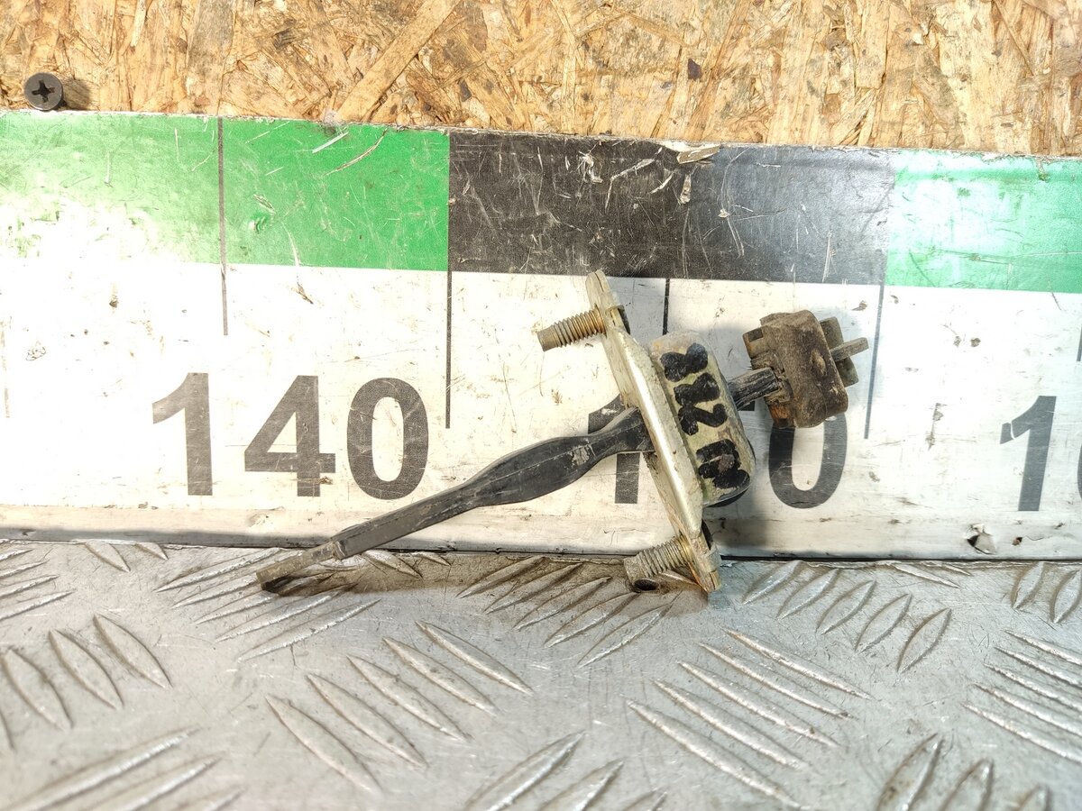 Ограничитель двери передний TOYOTA Avensis 1997-2003 6861005031