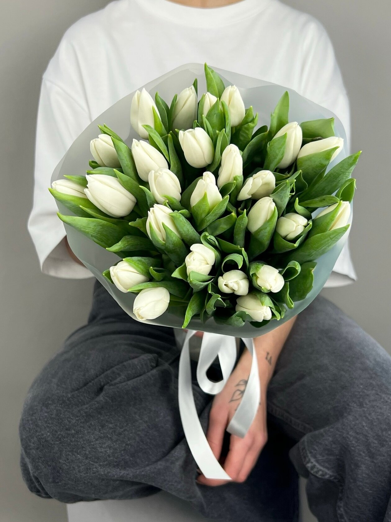 Моно букет из тюльпанов 25 шт в белом цвете в упаковке на 8 марта цветы