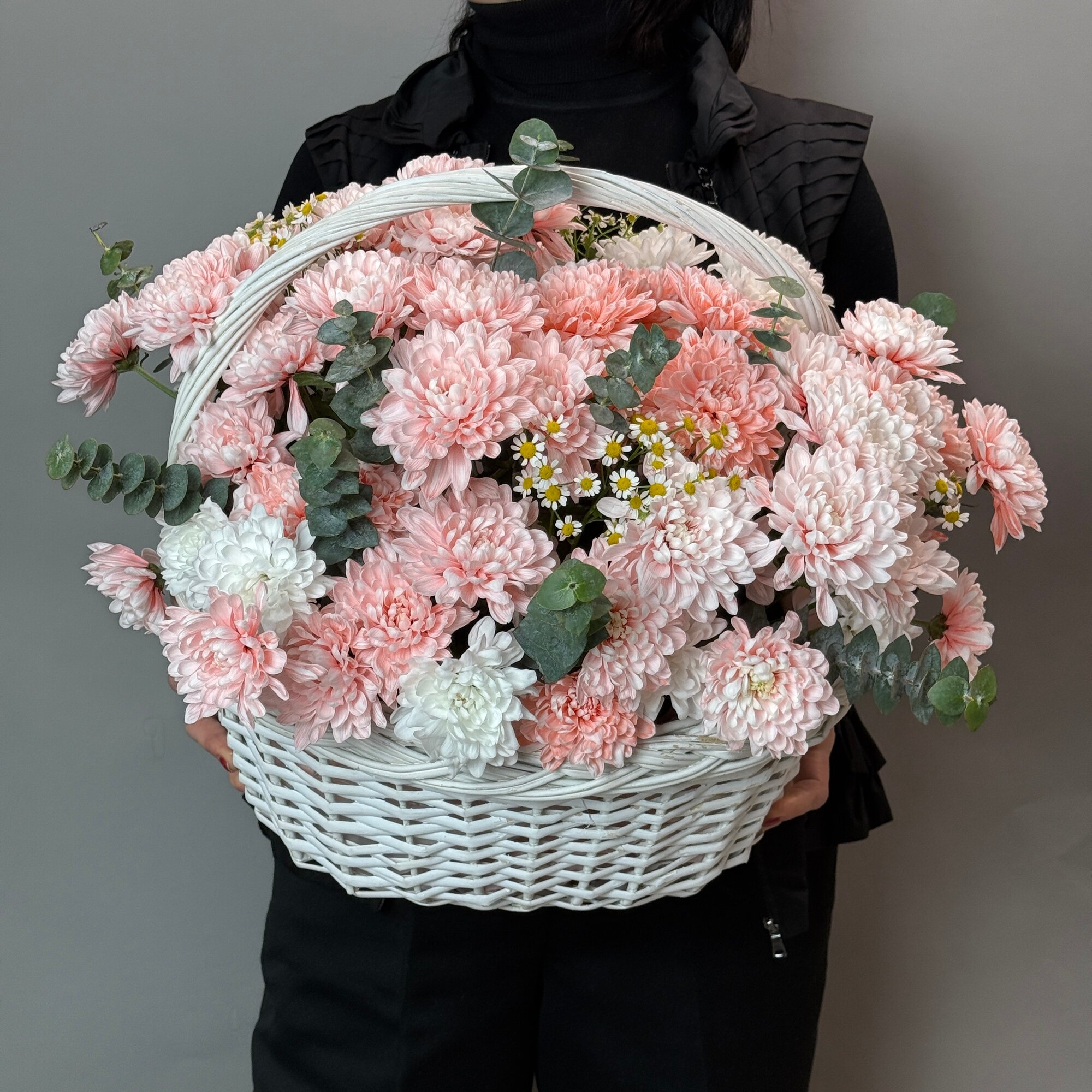 Корзина цветов Нежная кустовая хризантема, ромашка, эвкалипт, размер L