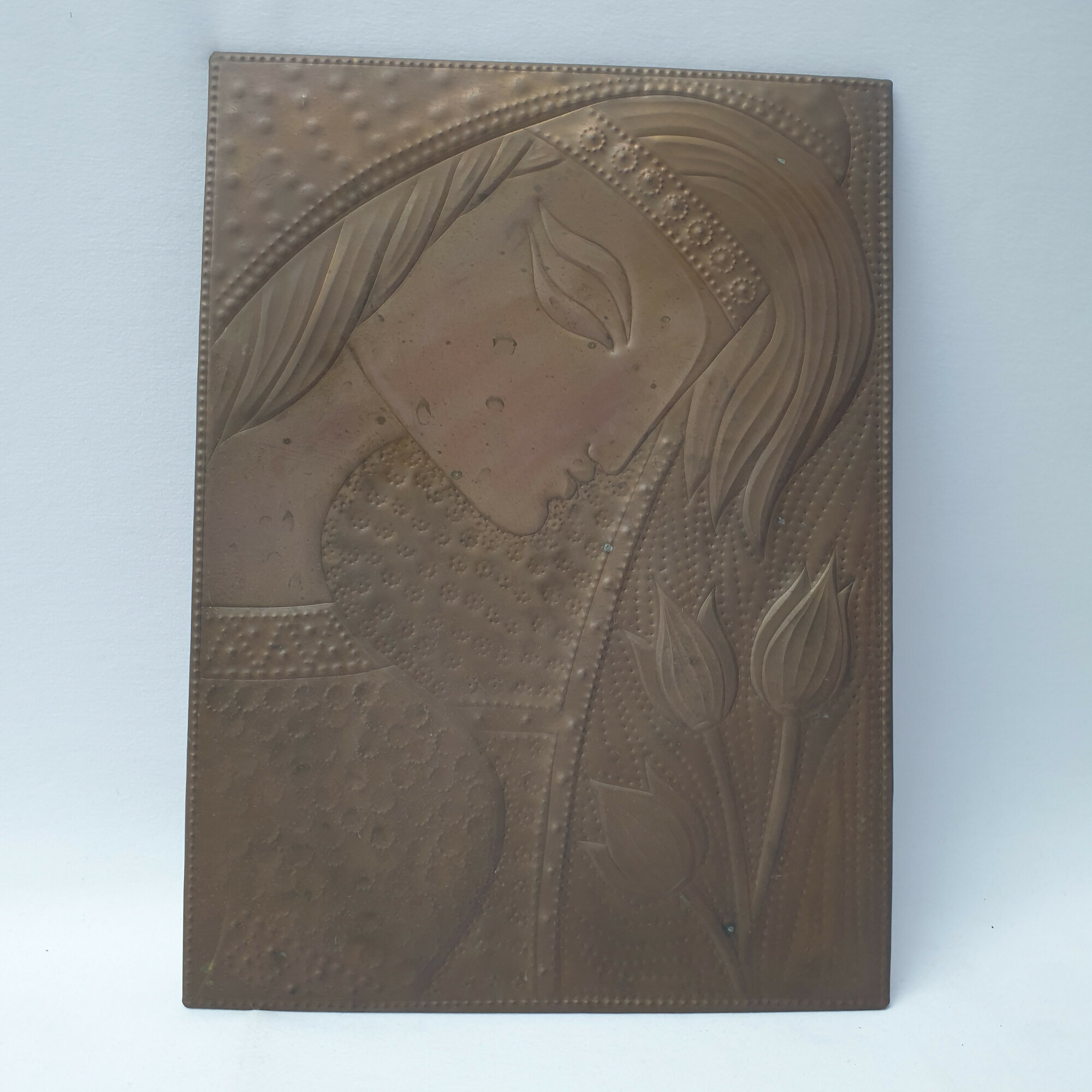 Винтажная чеканка 21х28 см, Девушка с тюльпанами. СССР