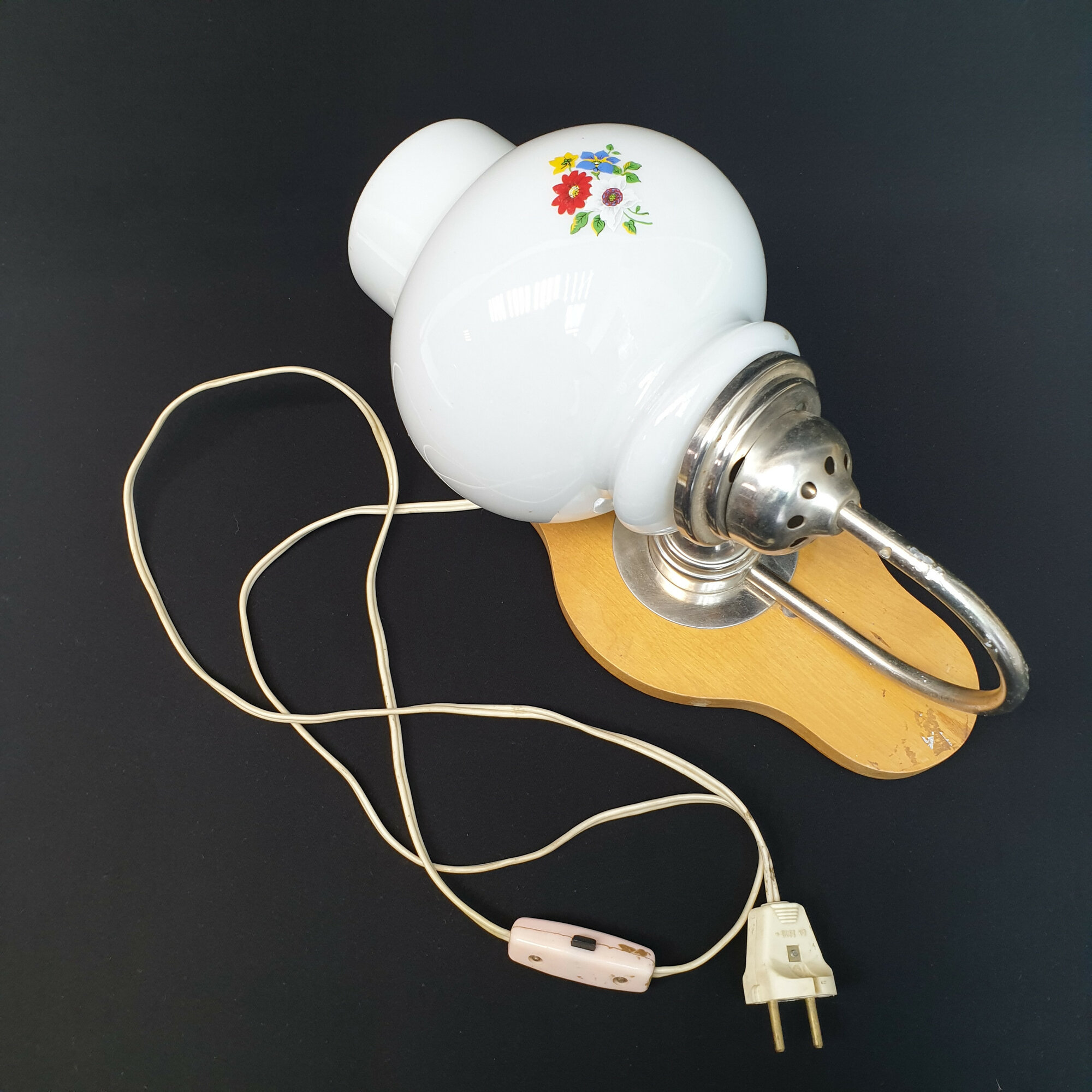 Винтажное бра настенное, высота 33 см, дерево, металл, молочное стекло с деколь, СССР.