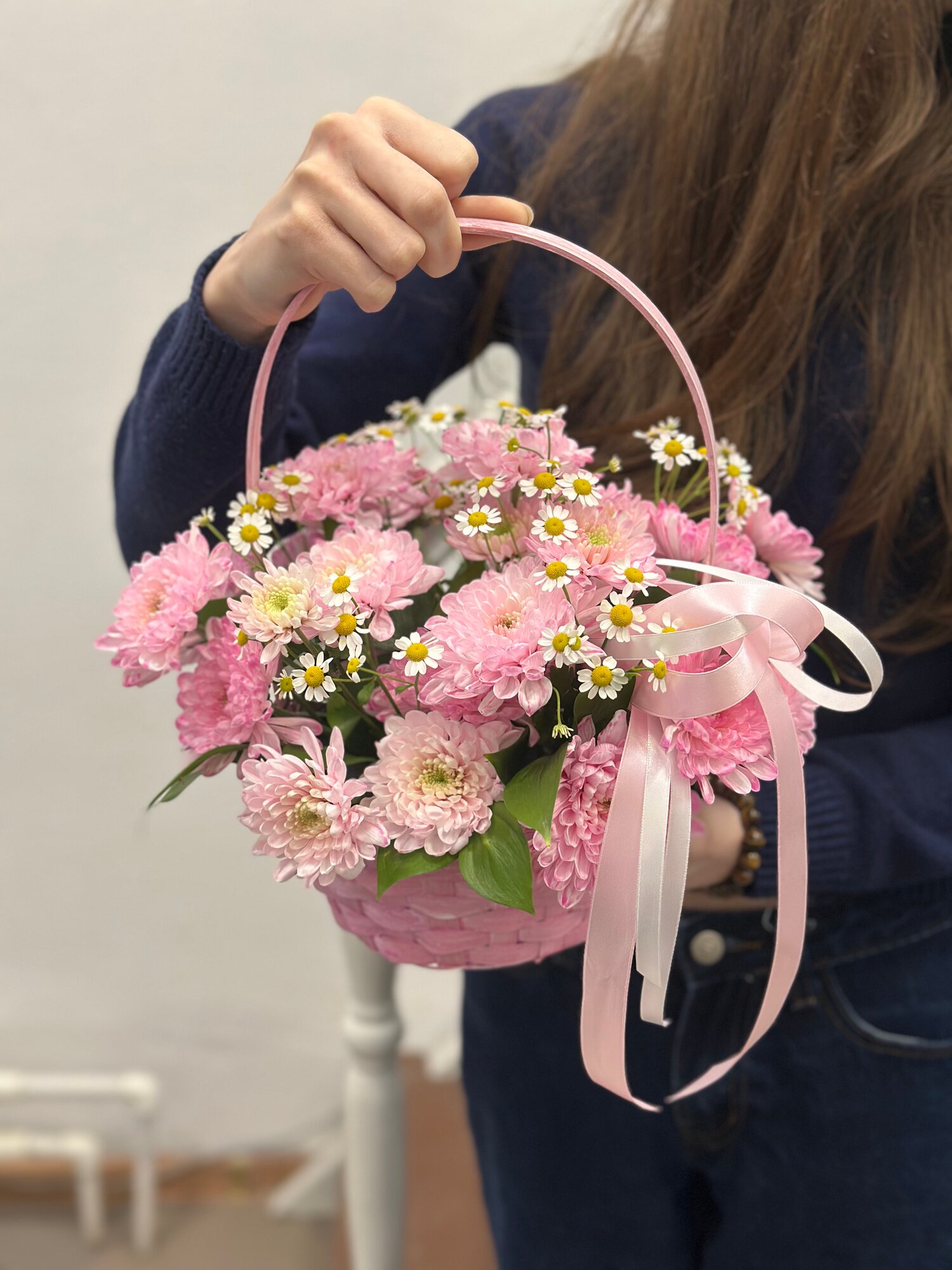 Милая корзина из розовой хризантемы и кустовых ромашек/ подарок дочке / недорогой подарок /
