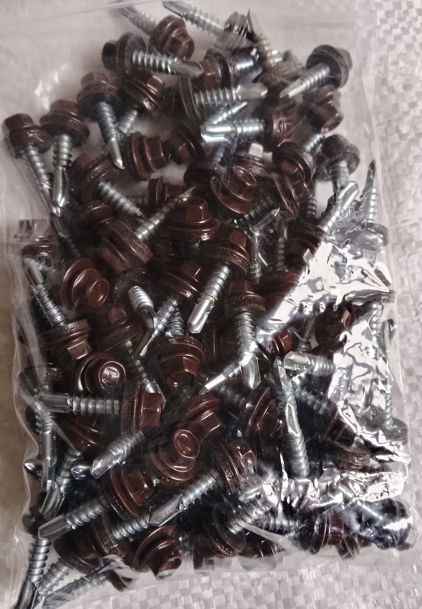 Саморез(шуруп) кровельный цвет 8017 (коричневый) 5,5х25 в упаковке 100 штук.