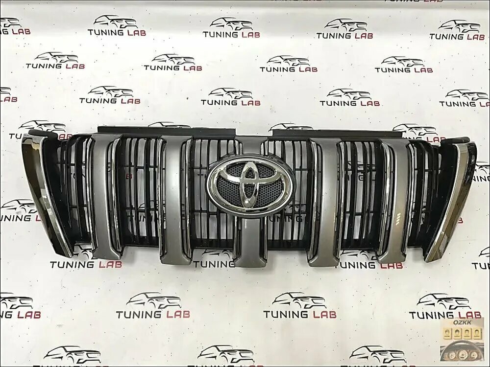 Решетка радиатора Toyota Land Cruiser Prado 150 (2013-2017), штатная, ABS пластик, эмблема в комплекте
