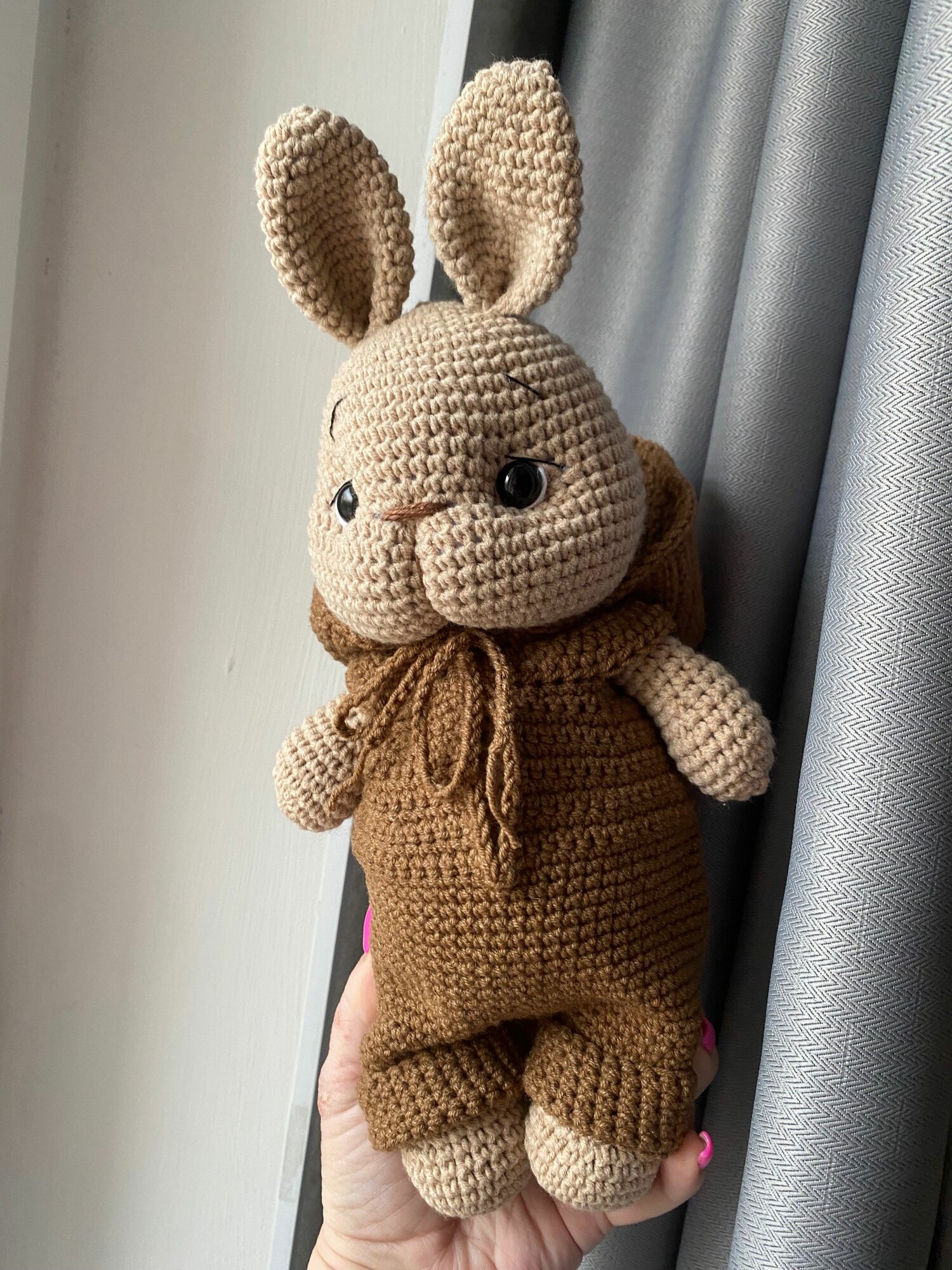 Вязаная игрушка зайка