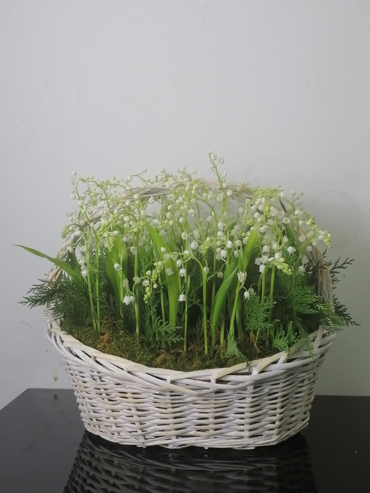 Зимняя корзина из 75 ландышей