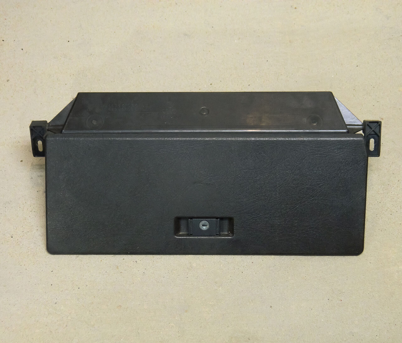 Крышка бардачка Audi 100 C3