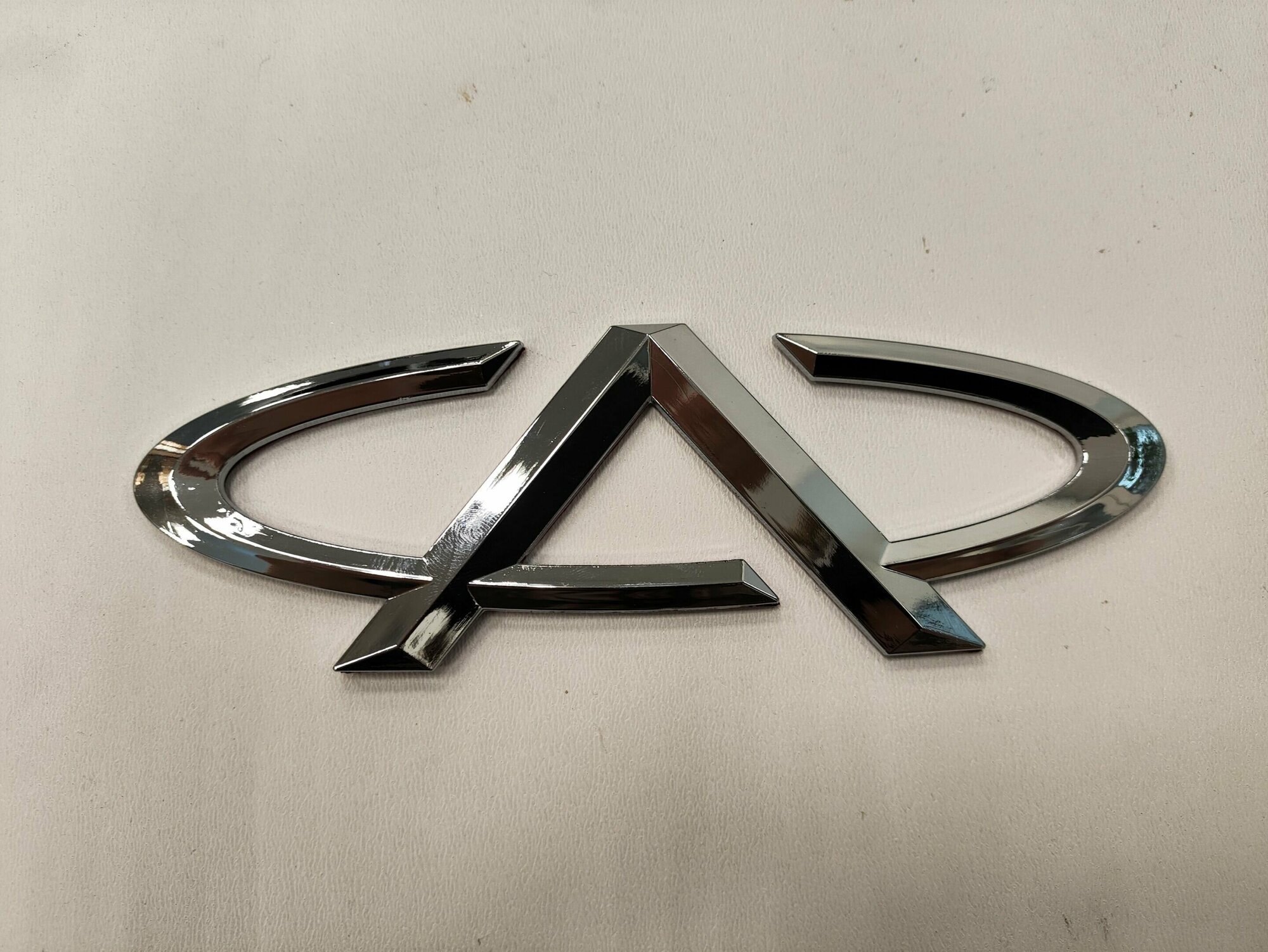 Эмблема решетки радиатора Chery M11 [1.6 16V 5MT седан] M113921501