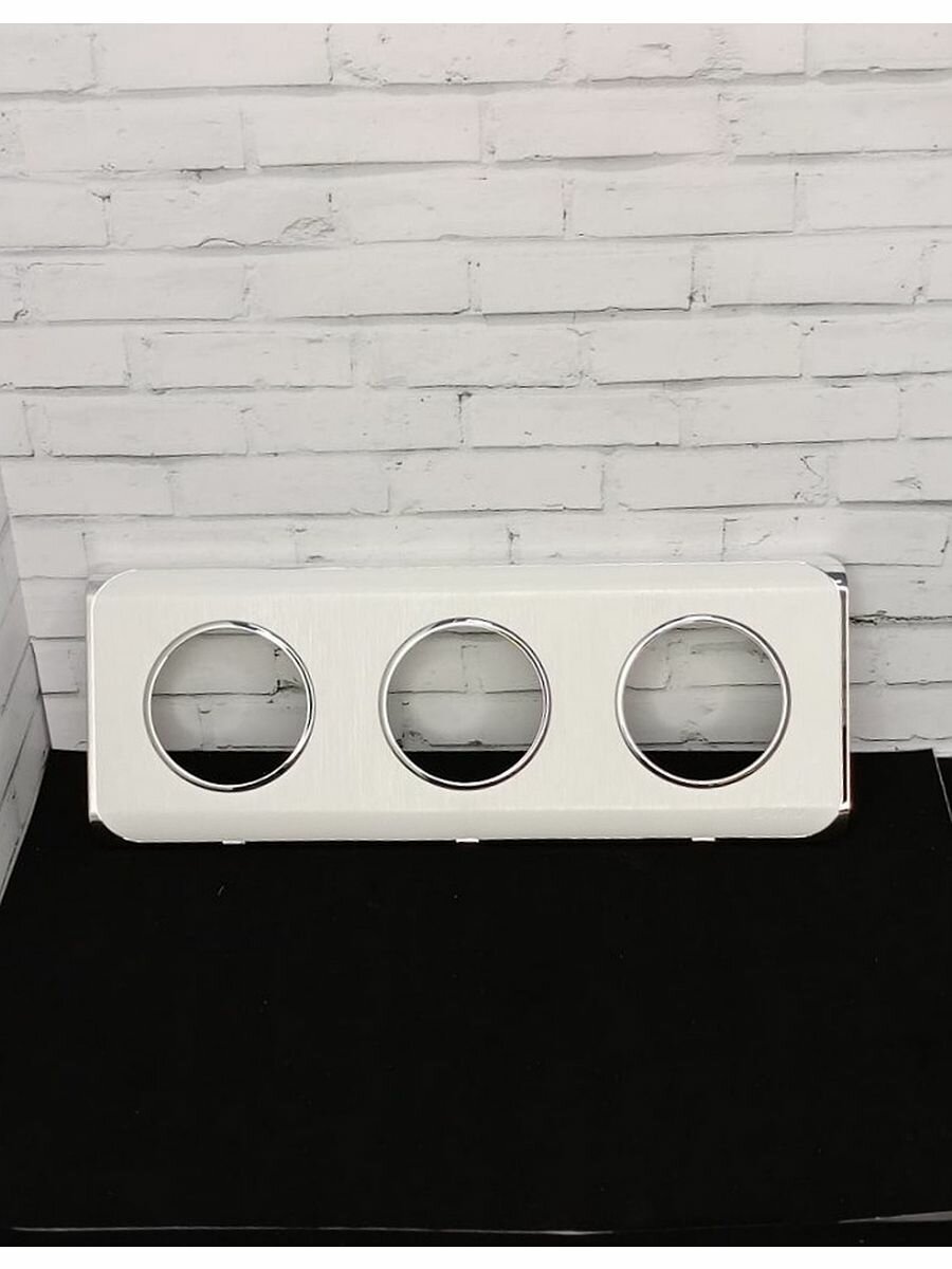 Тройная рамка для розеток и переключателей Sharm 198