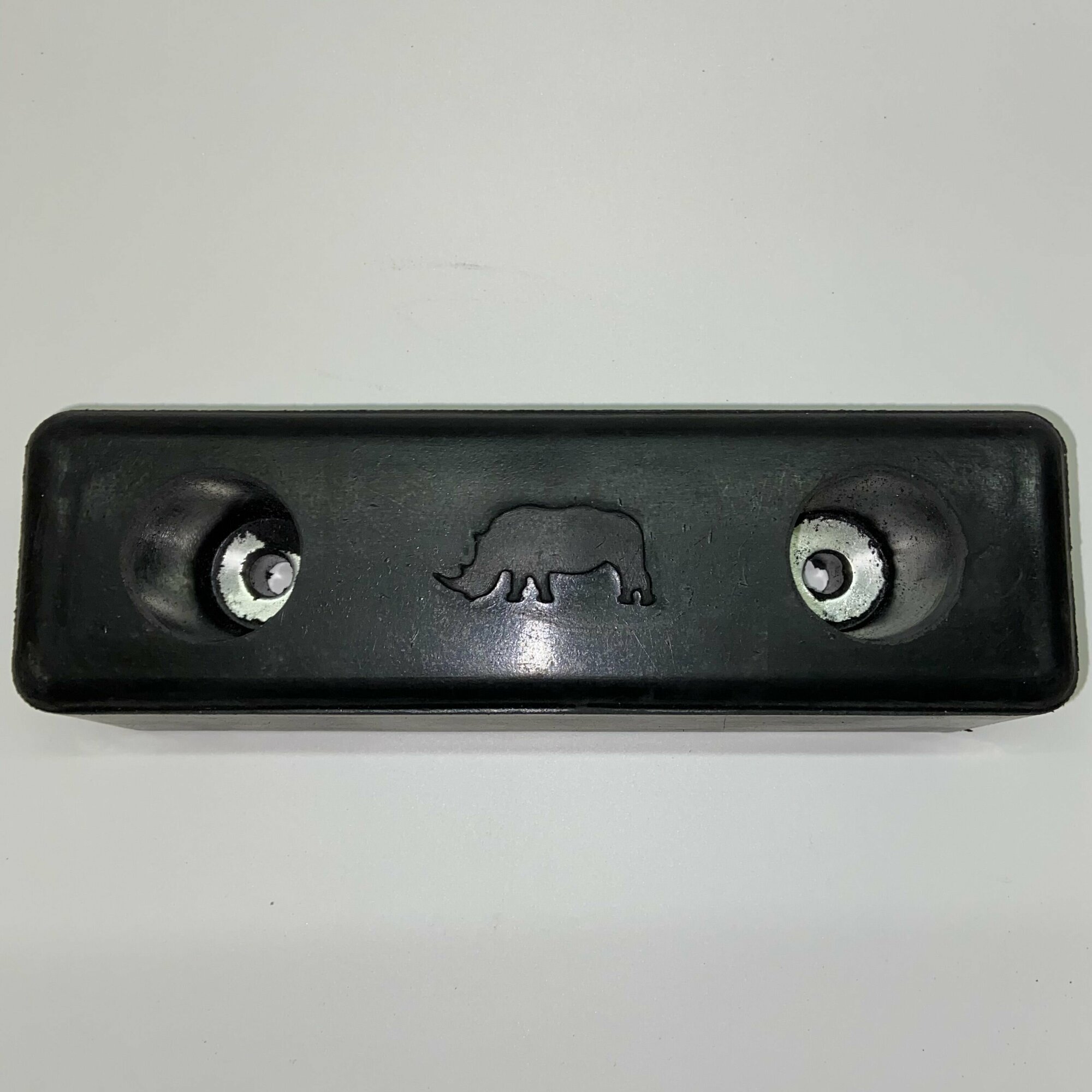 Отбойник (буфер) резиновый 252х80х67 Носорог, между отверстиями 150 мм. 2002